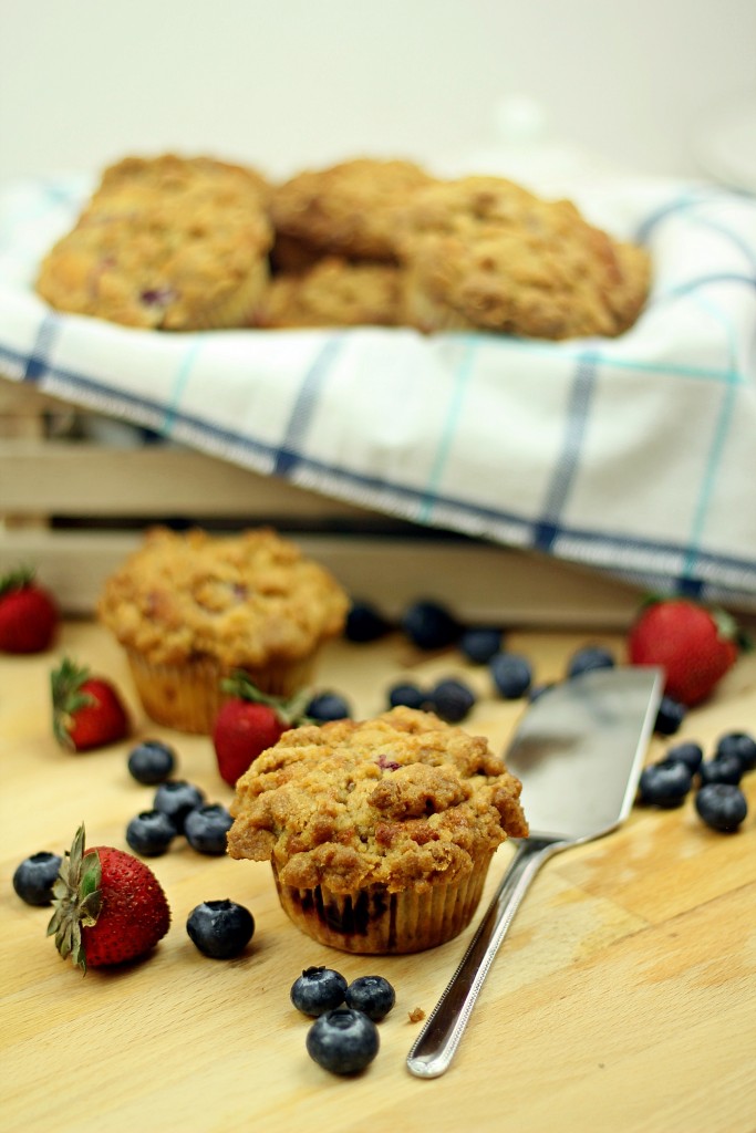 Mixed Berry Muffins with Crumble Topping | TheZongHan
